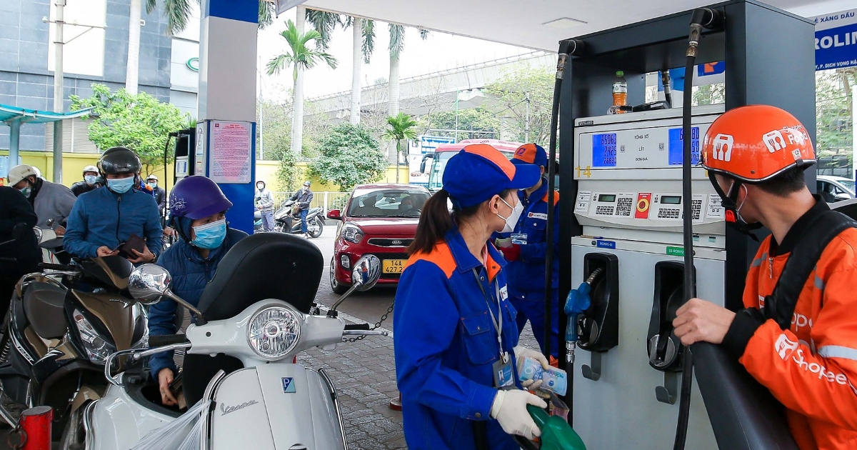 Giá xăng dầu giảm mạnh, tác động từ thị trường thế giới - VnEconomy